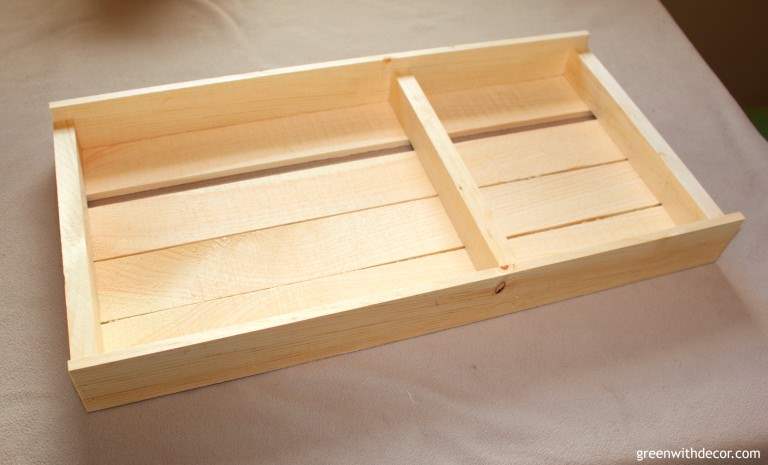 A DIY rustic sign from a wood tray – Green With Decor