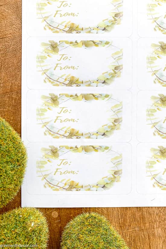 Free printable gift tags: Wreaths - Green With Decor